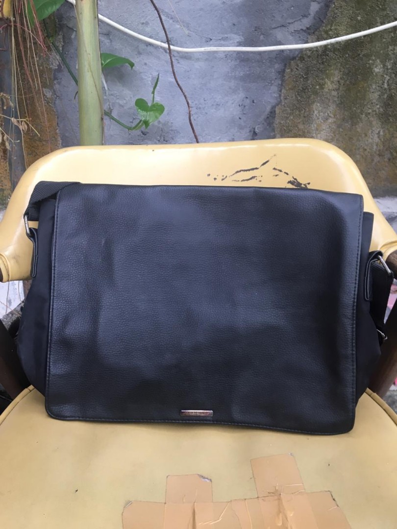 Tas kerja Giorgio Armani second black, Fesyen Pria, Tas & Dompet , Tas ...