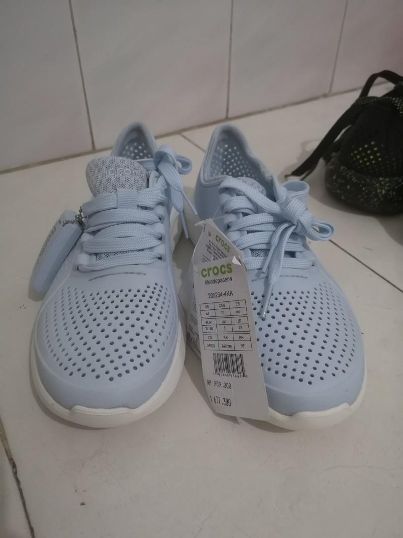 Sepatu crocs new original, Fesyen Wanita, Sepatu di Carousell
