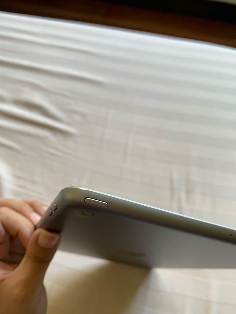 iPad 2017 (5th Gen) MP2F2PP/A, Mobile Phones & Gadgets, Tablets, iPad on Carousell