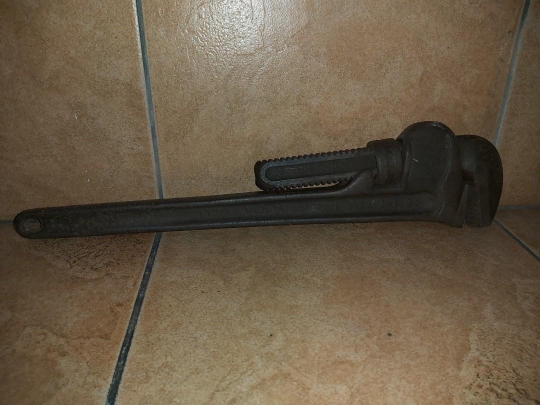 Pipe wrench yabe tubo, Commercial & Industrial, Construction Tools ...