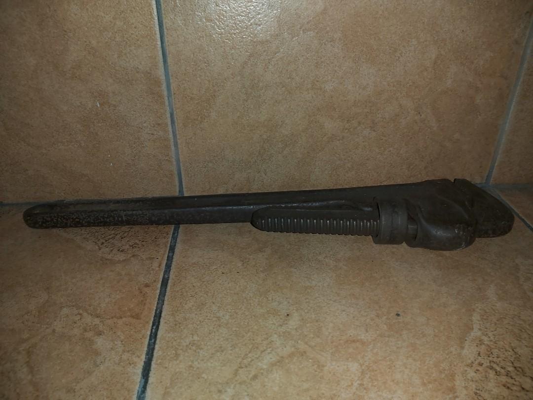 Pipe wrench yabe tubo, Commercial & Industrial, Construction Tools ...