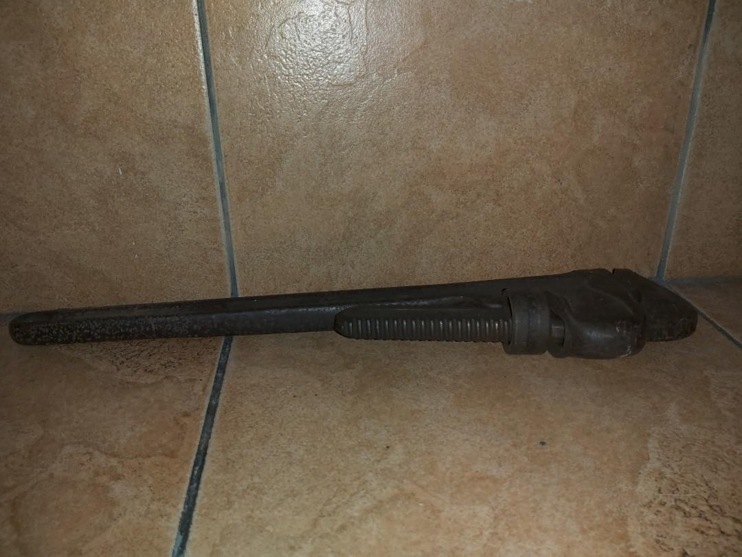 Pipe wrench yabe tubo, Commercial & Industrial, Construction Tools ...