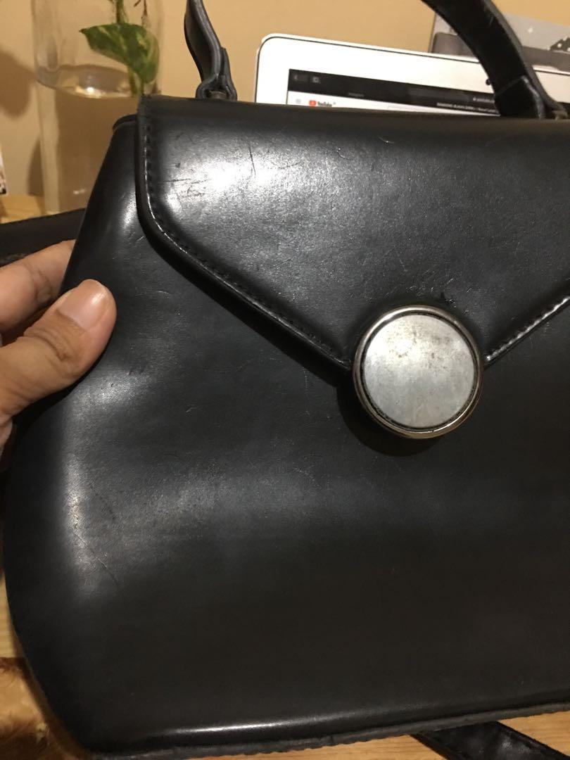 Elizabeth sling black bag, Fesyen Wanita, Tas & Dompet di Carousell