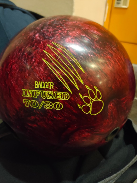 14lbs Bowling Ball: 900Global Badger Infused 70/30, Sports Equipment ...