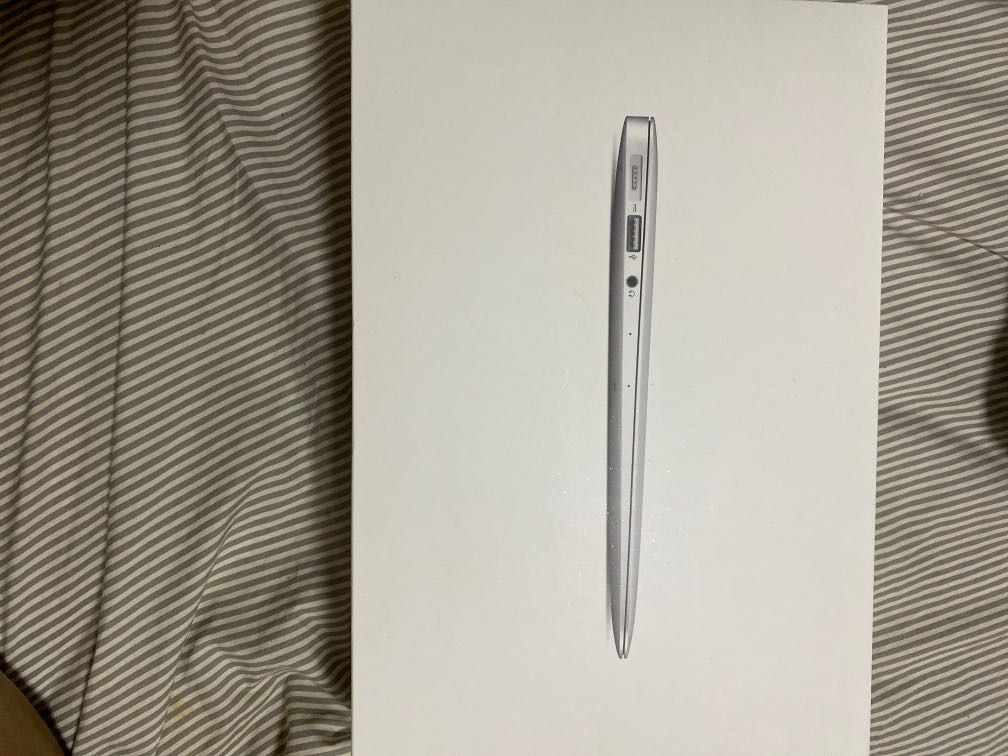 APPLE MacBook Air 11 inch mid-2013 LED-backlit widescreen notebook ...