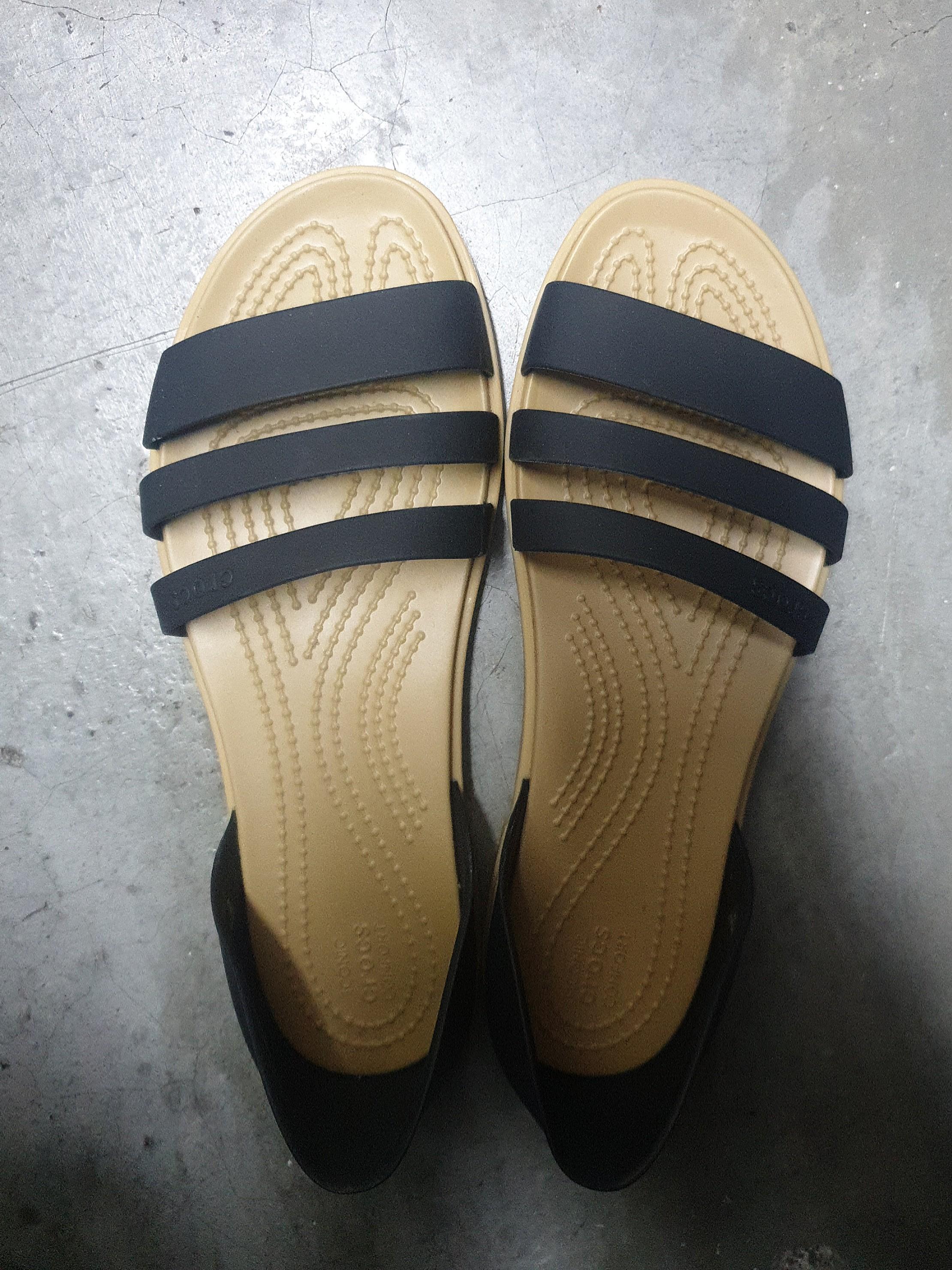 Crocs Flats, Women's Fashion, Footwear, Sandals on Carousell