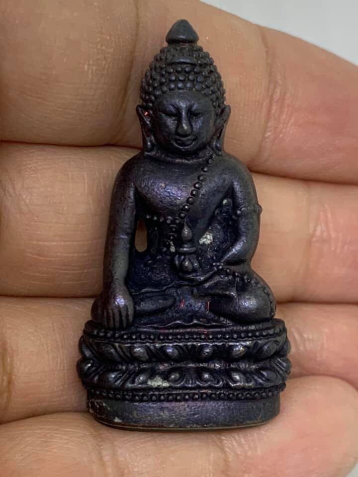 *Phra Kring Jaktri Amulet. Batch: (72 years old of Queen Sirikit) Wat ...