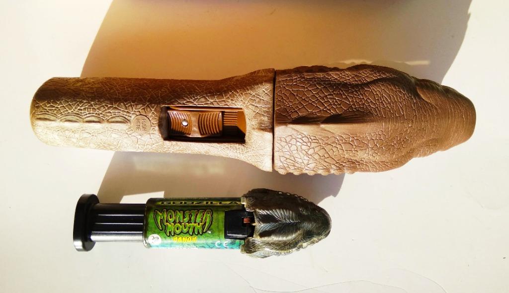 Godzilla 1998 Flashlight & MONSTER MOUTH CANDY, 興趣及遊戲, 玩具 & 遊戲類 - Carousell