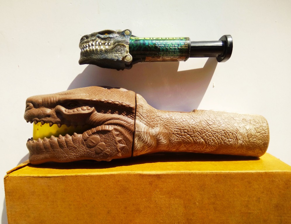 Godzilla 1998 Flashlight & MONSTER MOUTH CANDY, 興趣及遊戲, 玩具 & 遊戲類 - Carousell