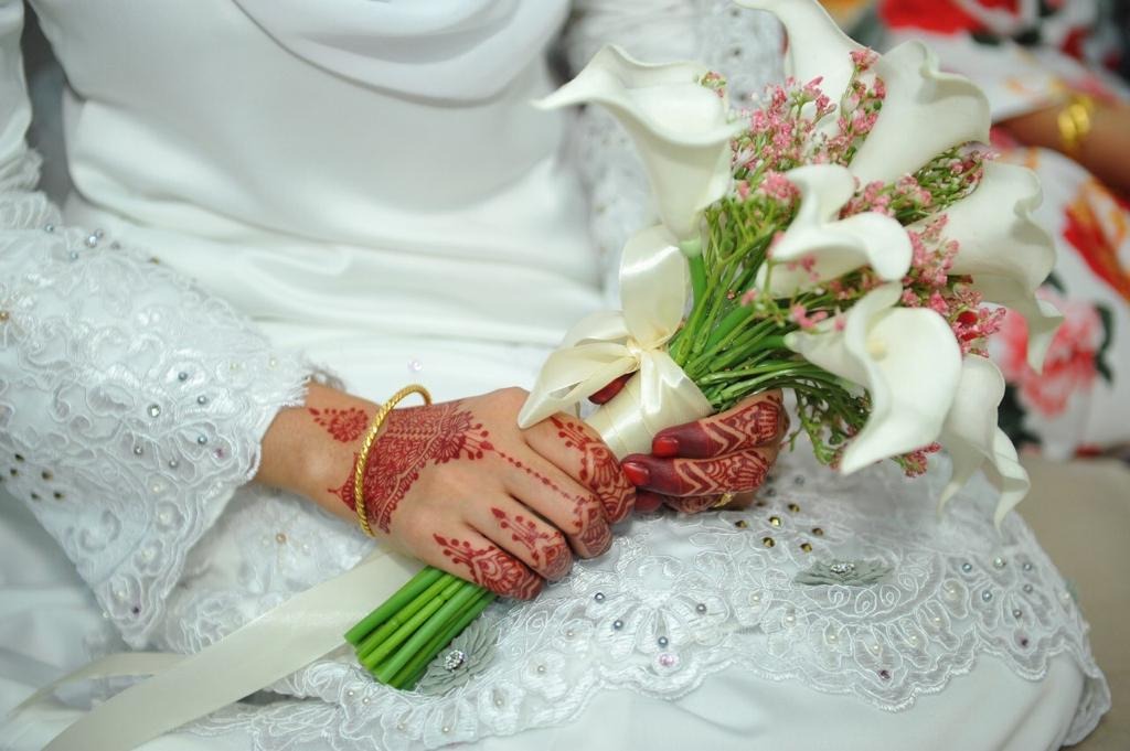 BUNGA TANGAN LILY, Women's Fashion, Muslimah Fashion, Hijabs on Carousell