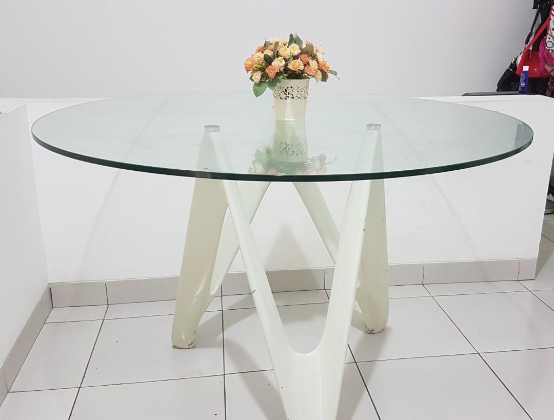 Meja Makan kaca bulat Informa minimalis, Perabotan Rumah di Carousell