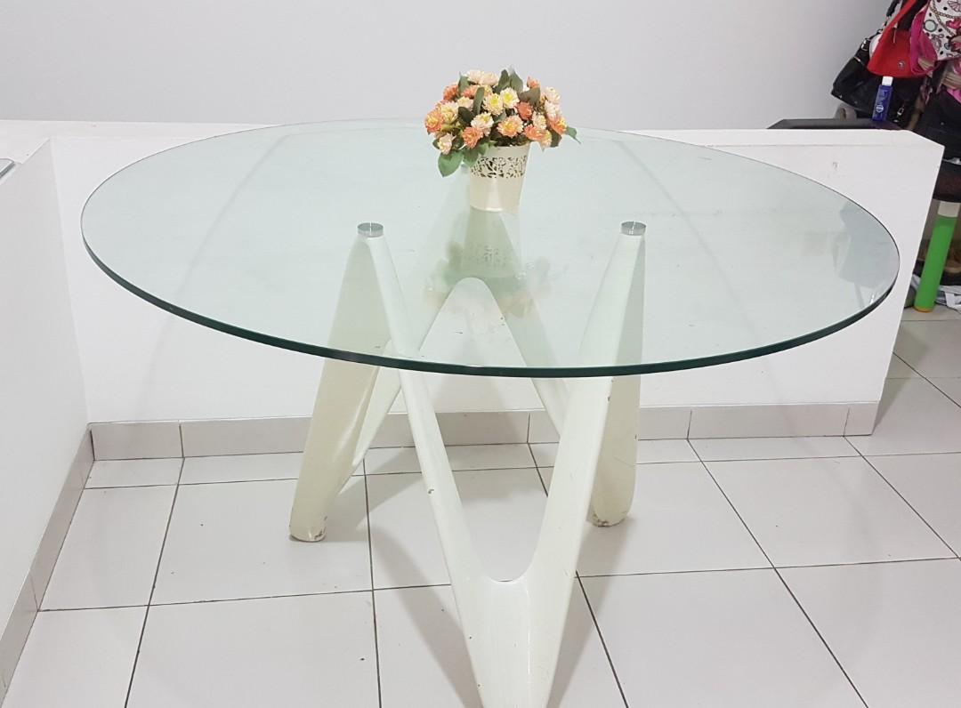 Meja Makan kaca bulat Informa minimalis, Perabotan Rumah di Carousell