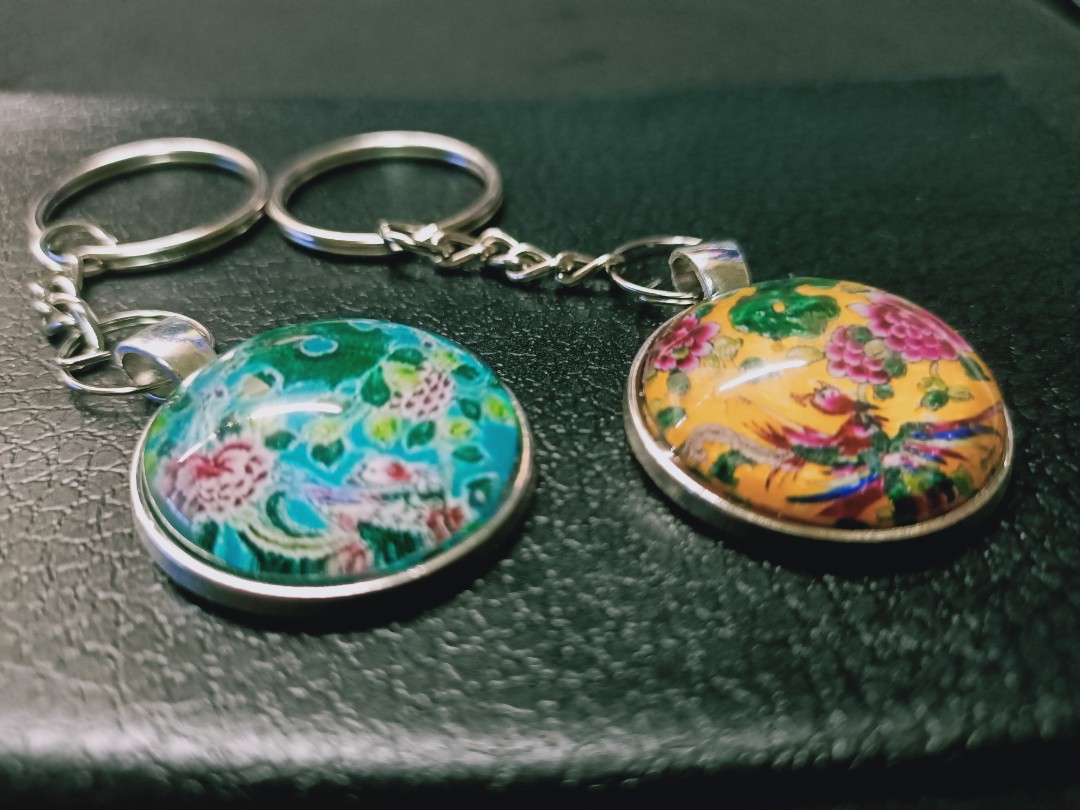 Peranakan motif keychain (dia : 25mm) Made to order, please give us 2 ...
