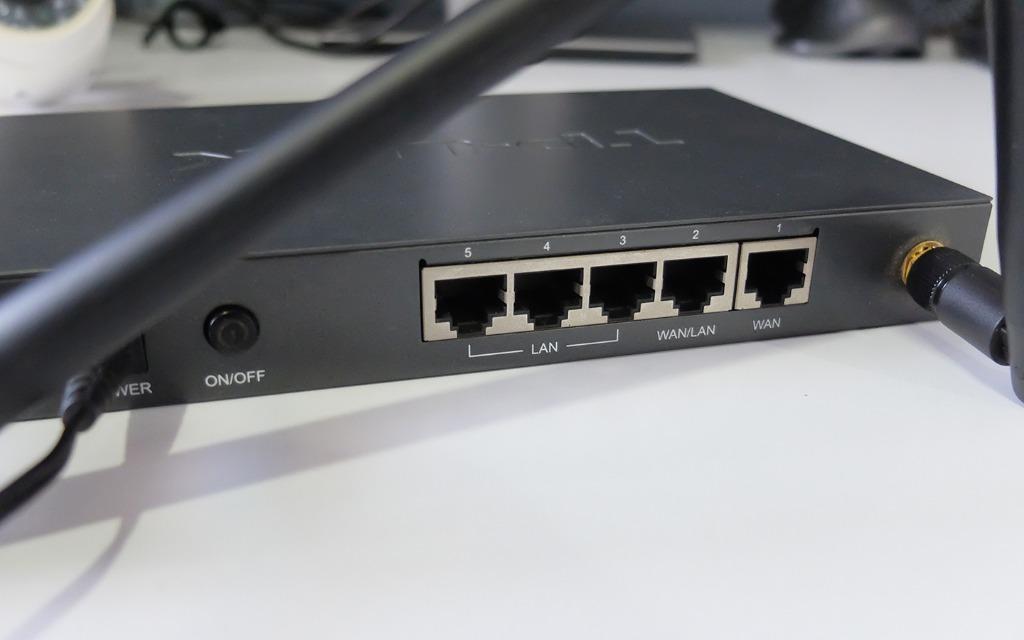 TP-Link ER-604W Wireless N Gigabit Load Balancing Router with Wi-Fi ...
