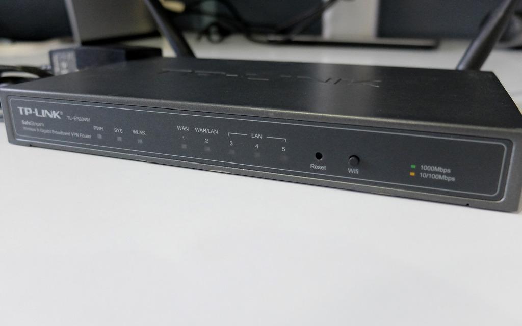 TP-Link ER-604W Wireless N Gigabit Load Balancing Router with Wi-Fi ...