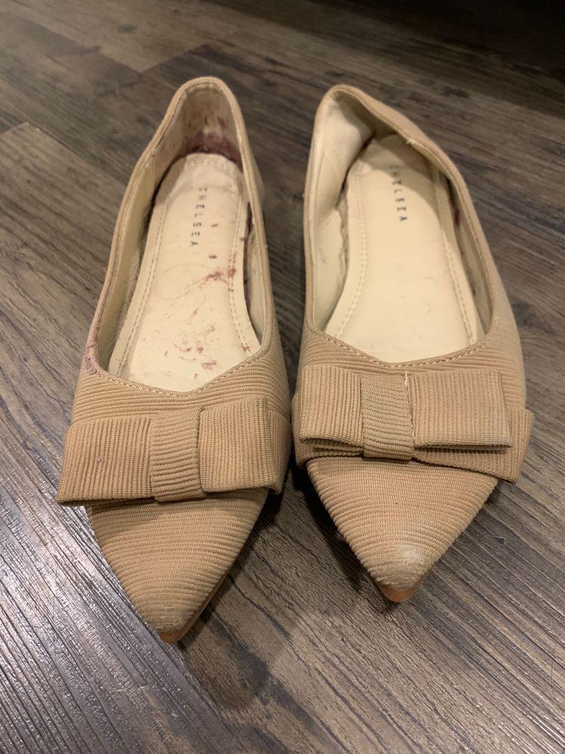 Chelsea Flats, Women's Fashion, Footwear, Flats & Sandals on Carousell