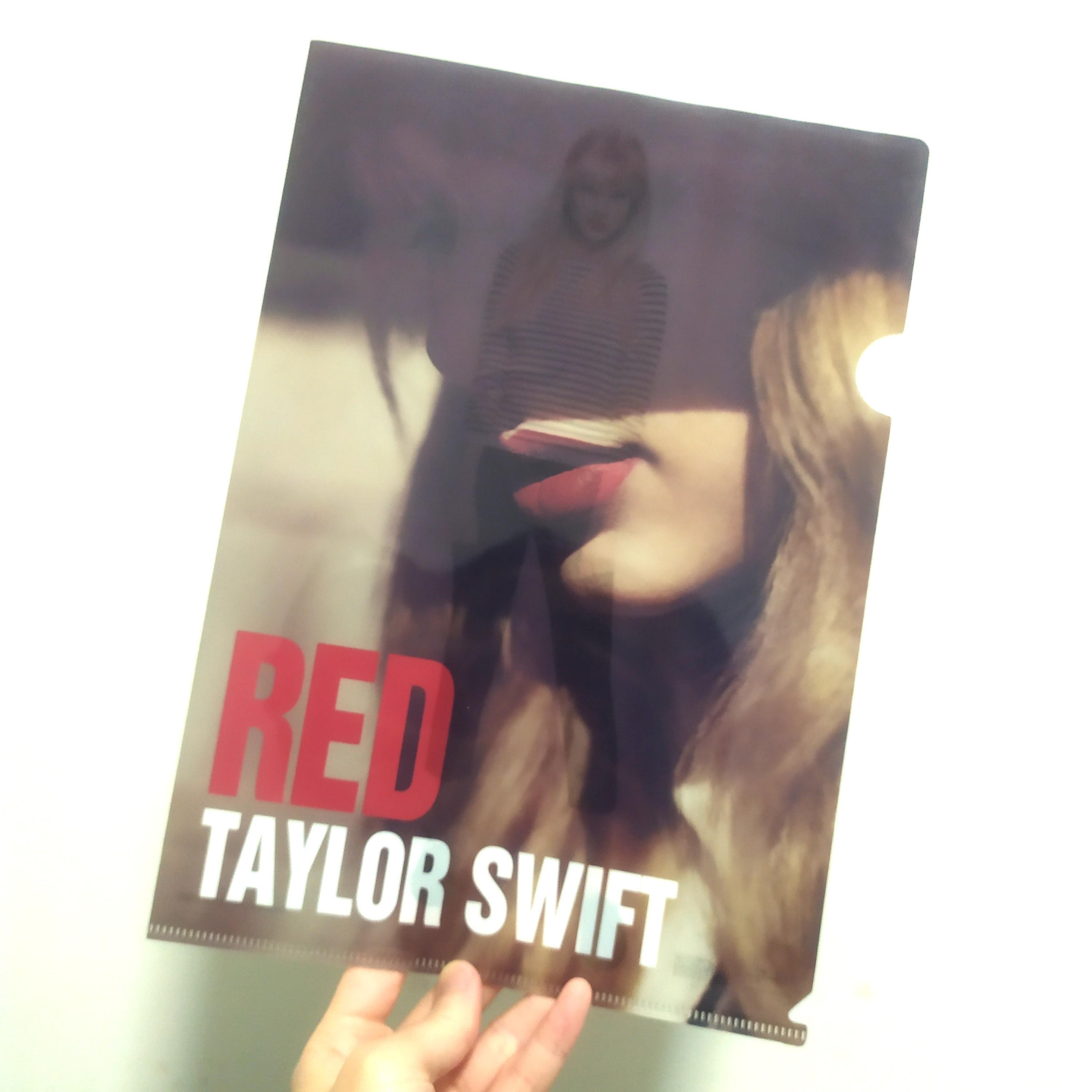 Taylor Swift Red A4 Folder, 興趣及遊戲, 收藏品及紀念品, 明星周邊 - Carousell