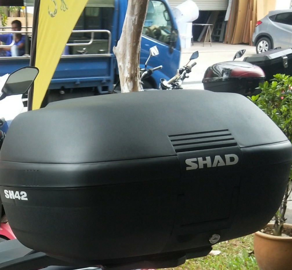 Shad motocycle box, Motorcycles, Motorcycle Accessories on Carousell