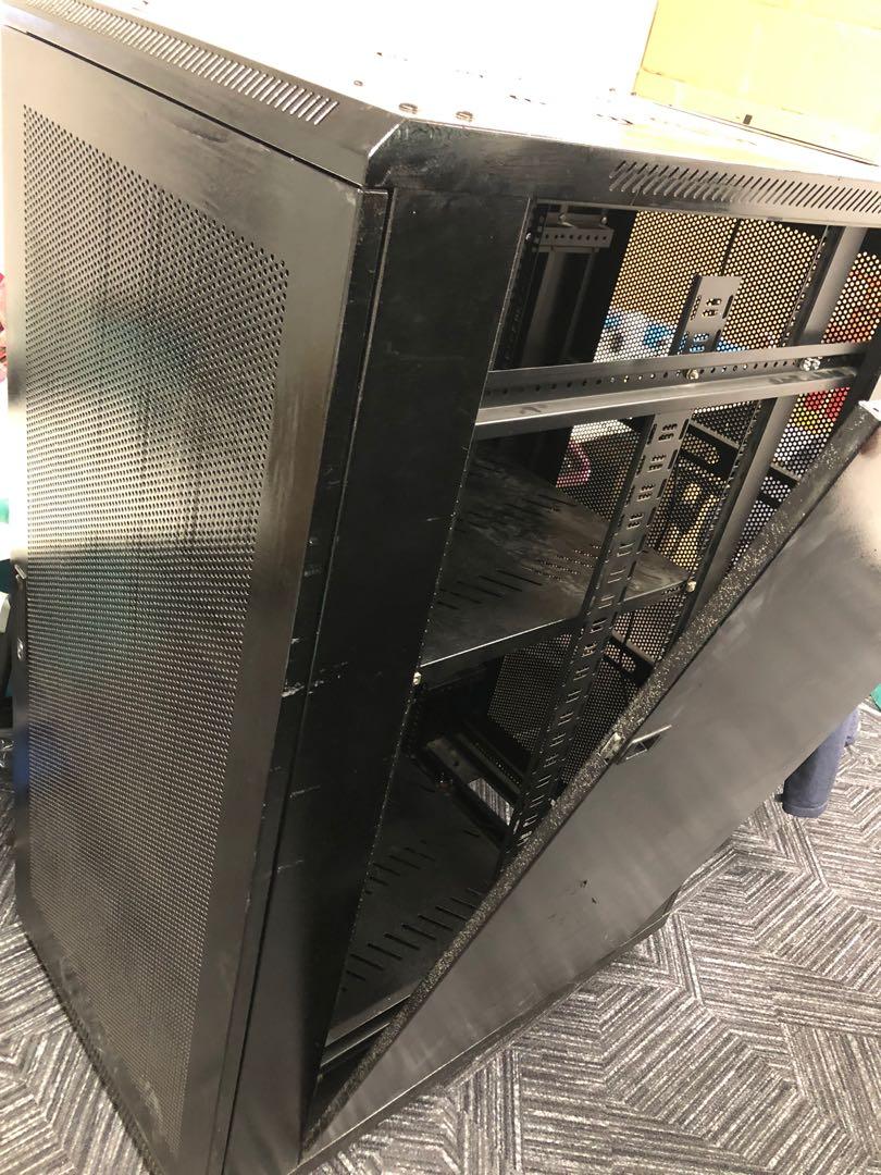 server rack 伺服器架 雙門 頂有4 風扇, 傢俬＆家居, 保安及門鎖 , 門鎖、門、閘 - Carousell