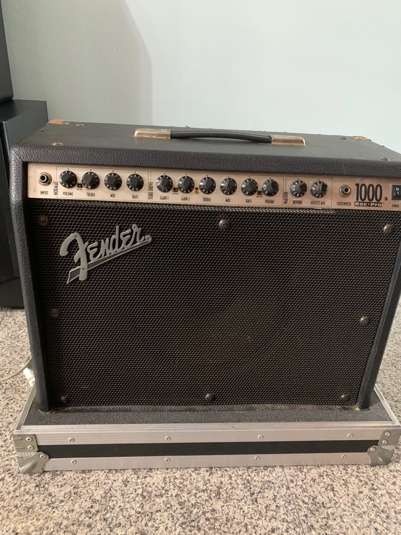 Fender Roc Pro 1000 (case included), Music & Media, Music Instruments ...