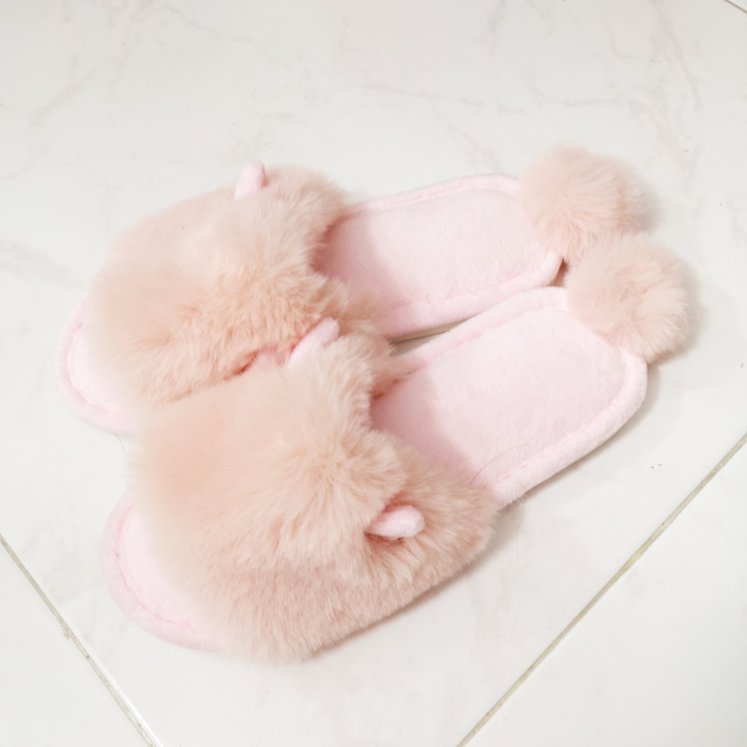Fluffy pink bedroom slippers, Women's Fashion, Footwear, Flipflops and ...