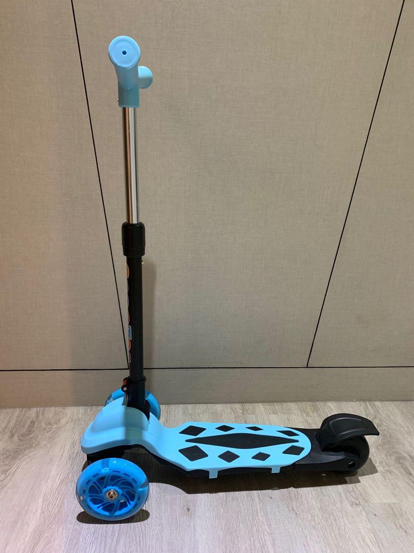 [BNIB - Ready Stock] Kids foldable& height adjustable scooter. Flashing ...
