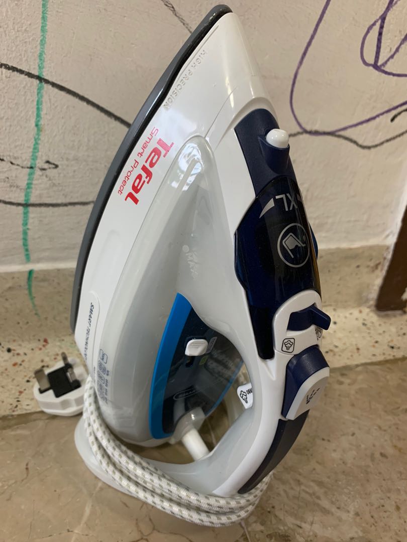 Tefal FV4970 Smart Protect Steam Iron, 2500 Watt, White, TV & Home ...