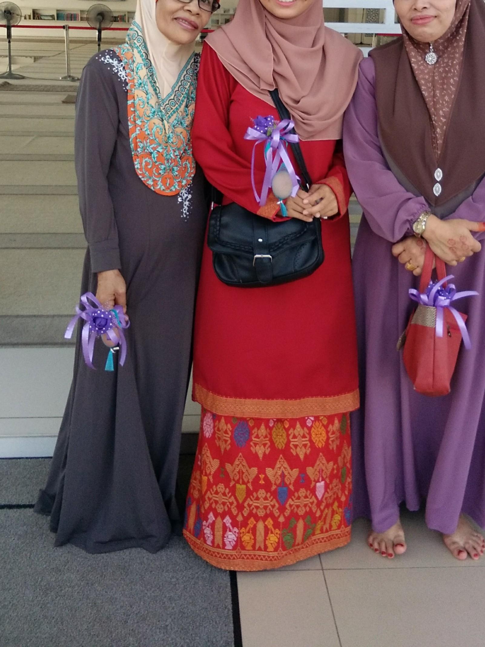 Red chilli kurung, Women's Fashion, Muslimah Fashion, Baju Kurung ...