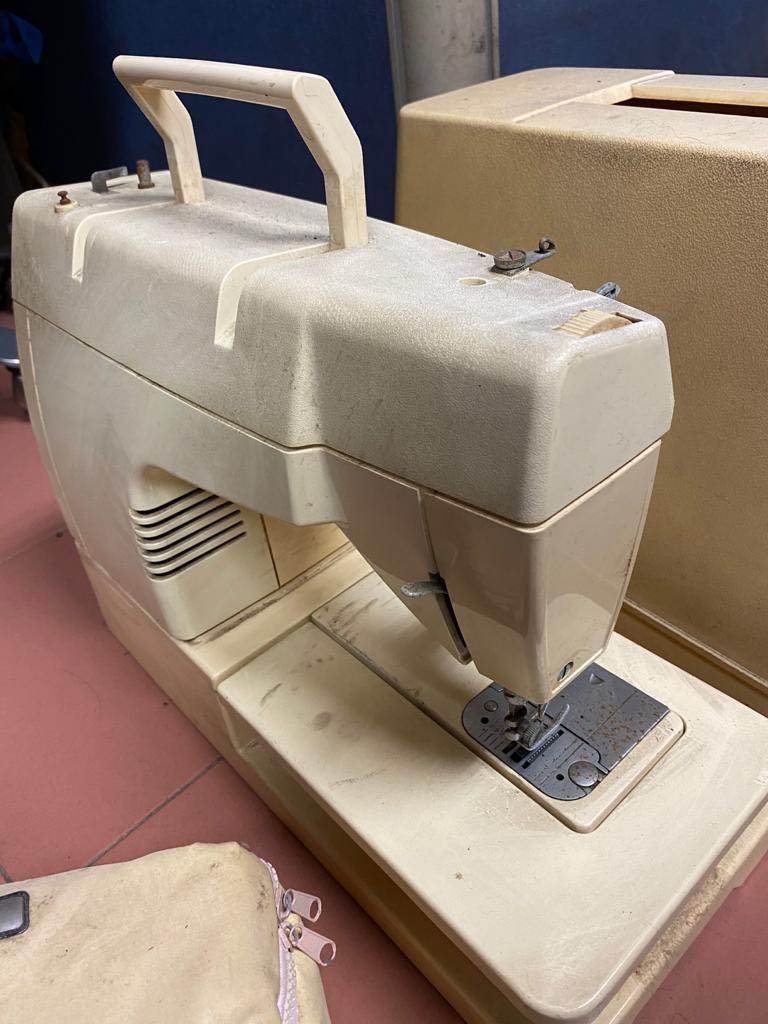 勝家 衣車 縫紉機 SINGER 7105 ELECTRIC SEWING MACHINE, 傢俬＆家居, 家居裝飾, 家居裝飾 - 其他 ...