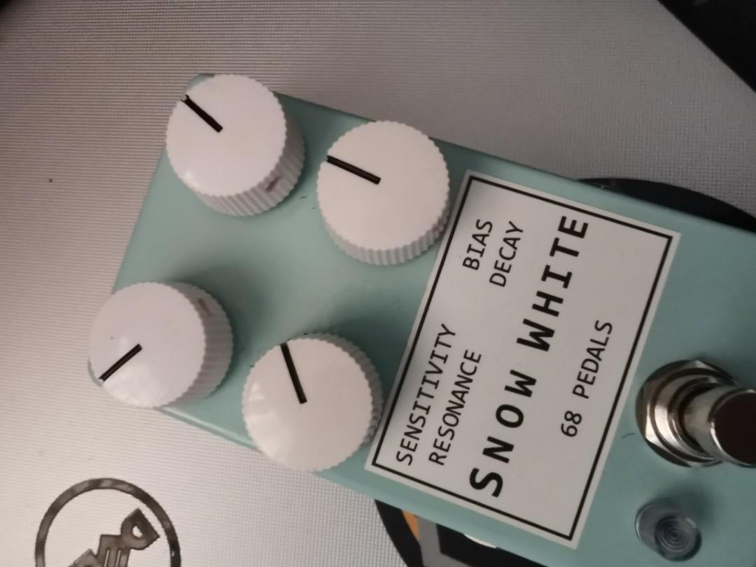 Guitar effects pedal Mad Professor Snow White Auto Wah Pedal clone ...