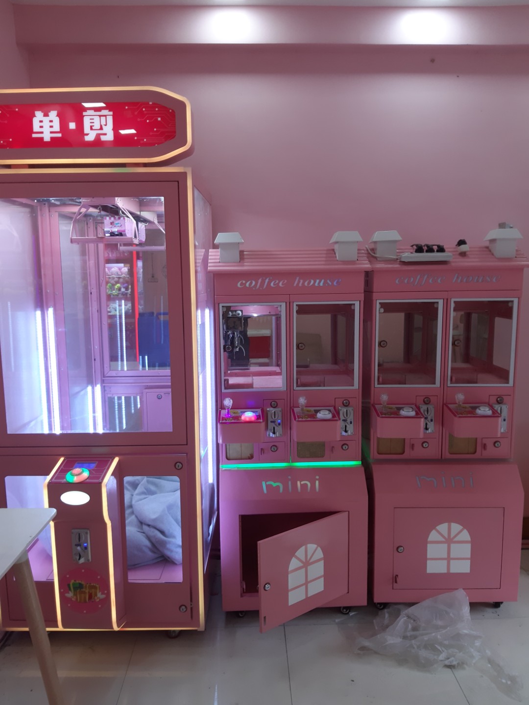 Scissor claw machine arcade birthday party ok, Hobbies & Toys, Toys ...