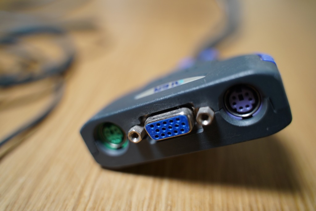 2-Port PS/2 VGA Cable KVM Switch (0.9m), 電腦＆科技, 電腦周邊及配件, 電腦線、轉接線及轉換器 ...