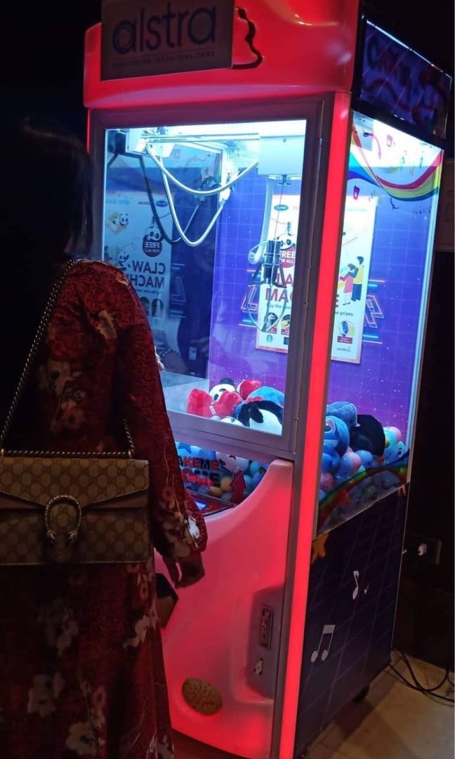 claw machine arcade for rent, Hobbies & Toys, Toys & Games on Carousell