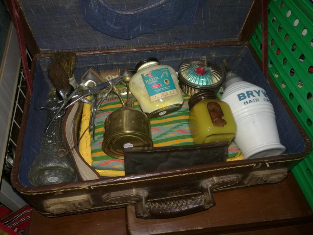 Vintage Mobile Barber Kit, Hobbies & Toys, Memorabilia & Collectibles ...