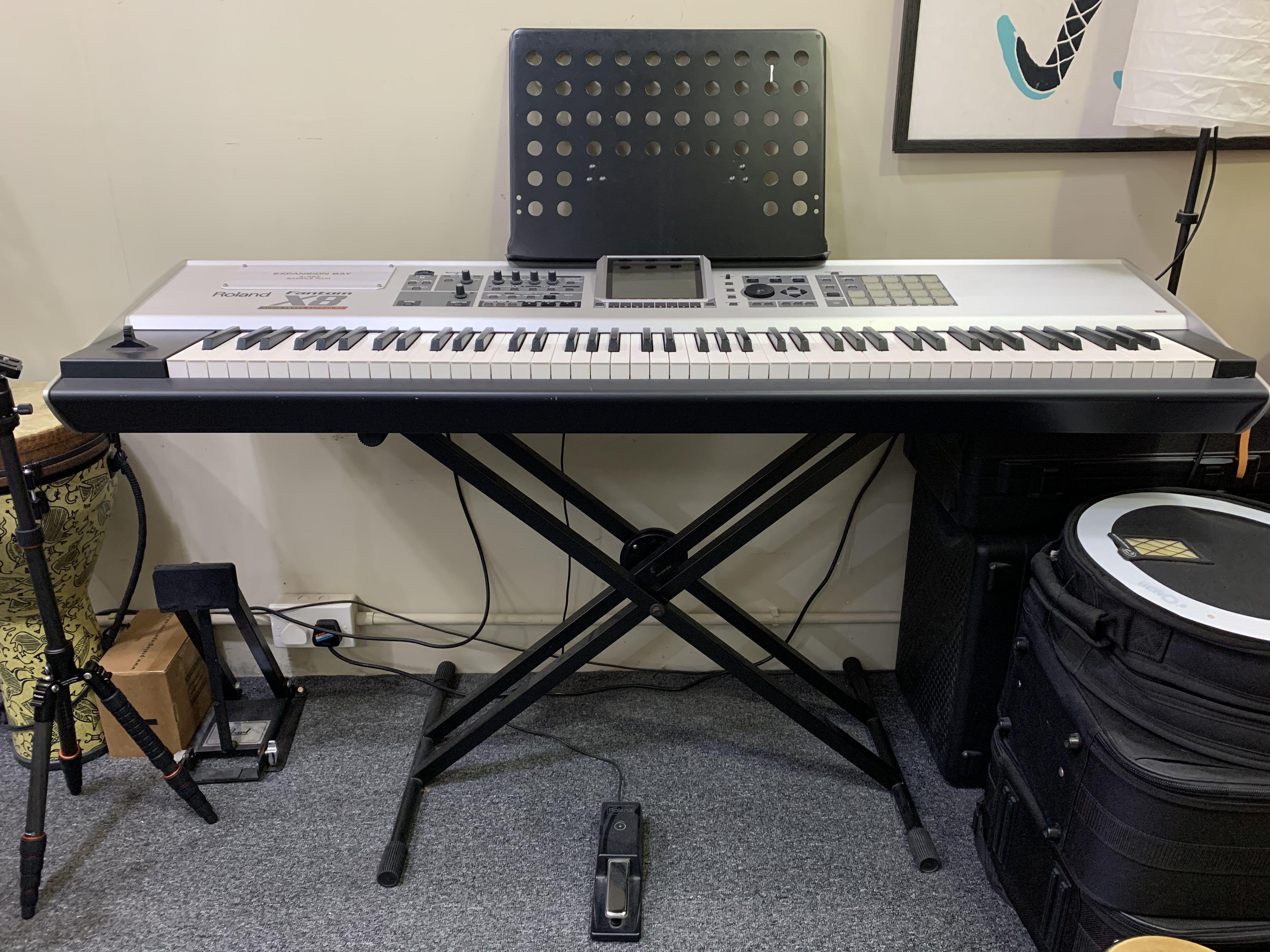 Roland Fantom X8 88-key Sampling Workstation 連架, 興趣及遊戲, 音樂、樂器 & 配件, 樂器 ...