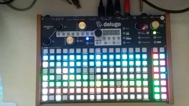 Synthstrom Deluge (portable synthesizer, sequencer, sampler and looper ...