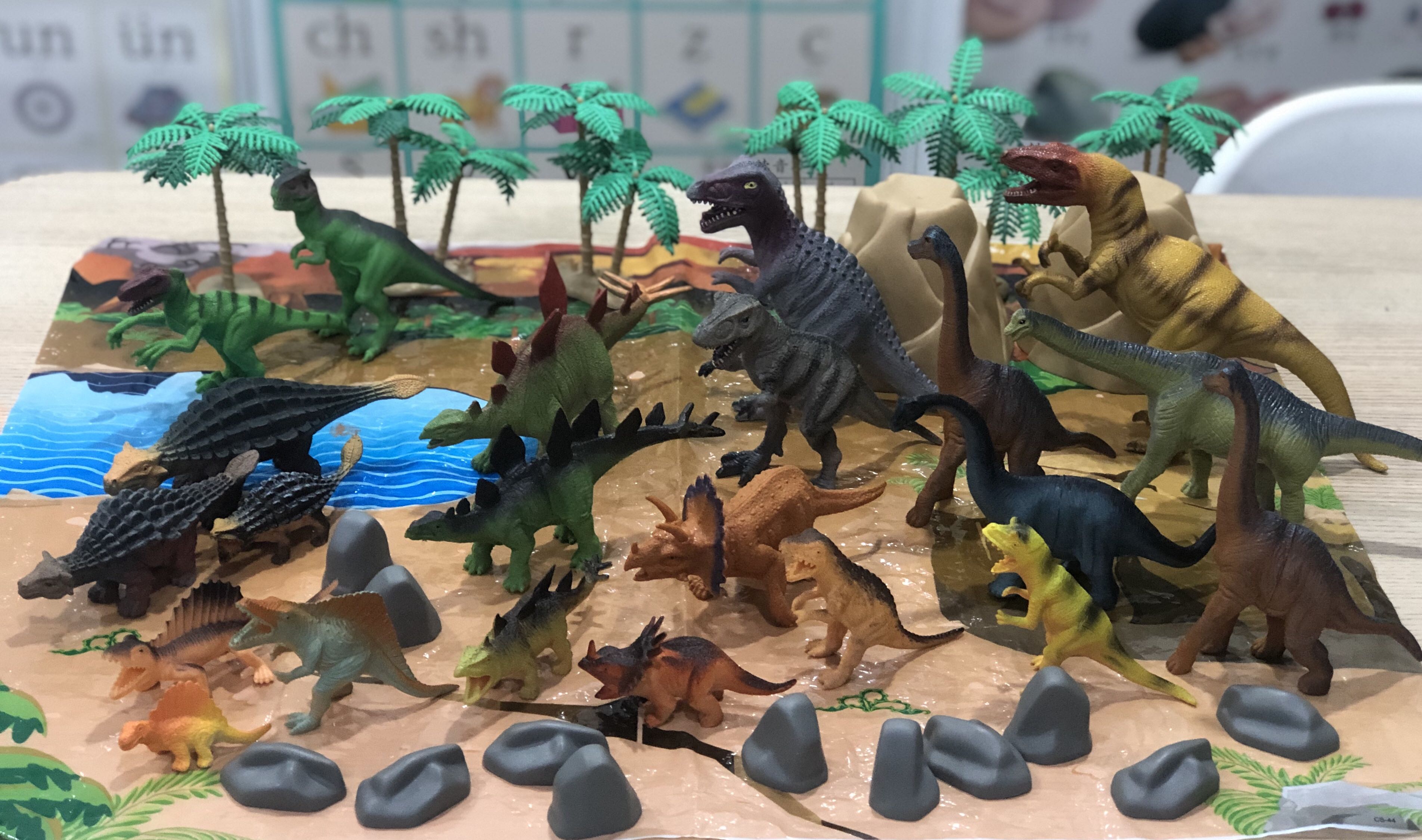 Animal Zone Dinosaur Tub (40pcs) with extra dinosaurs + Free DVD, Toys ...