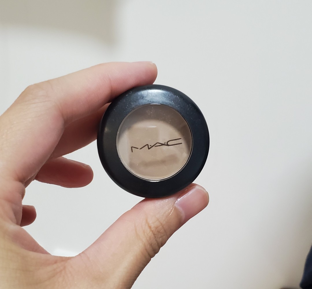 MAC omega eyeshadow, 美容＆化妝品, 健康及美容 - 皮膚護理, 化妝品 - Carousell
