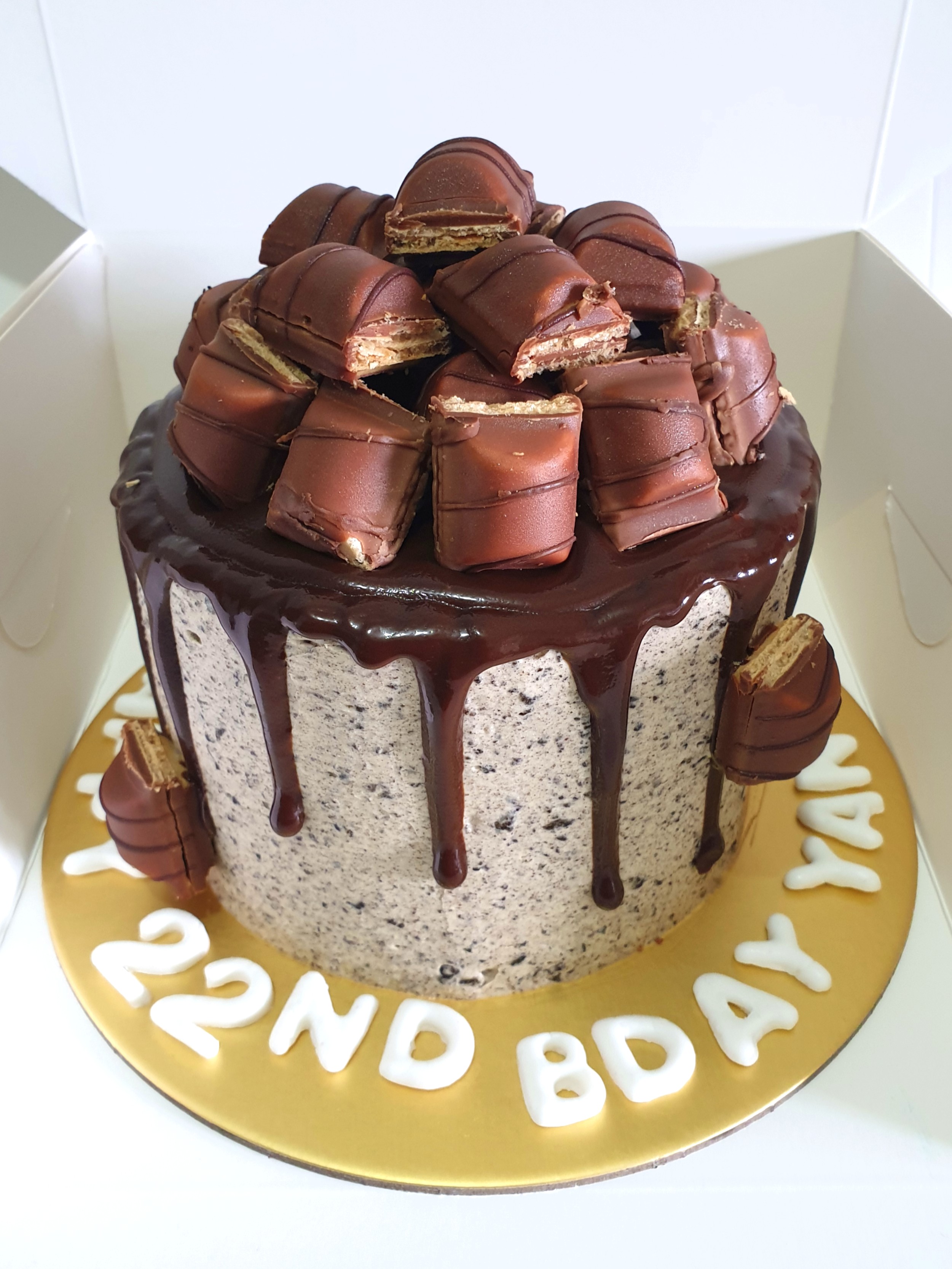 Kinder Bueno/Oreo Cookies Cake, Food & Drinks, Homemade Bakes on Carousell