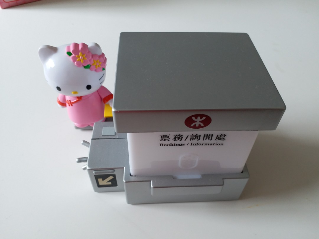 絕版Hello Kitty “地鐵客務中心場景“座枱燈箱, 興趣及遊戲, 手作＆自家設計, 其他 - Carousell