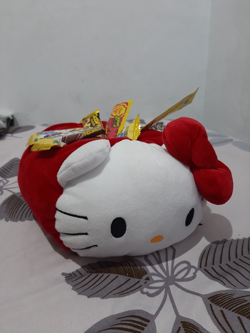 Paket snack hello kitty tempat tissue, Makanan & Minuman, Snek di Carousell