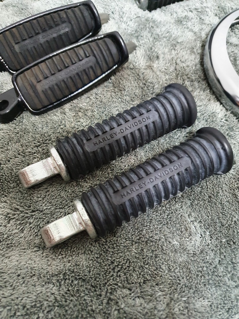 Harley Davidson Iron 883 Original foot pegs, passenger pegs & shifter ...