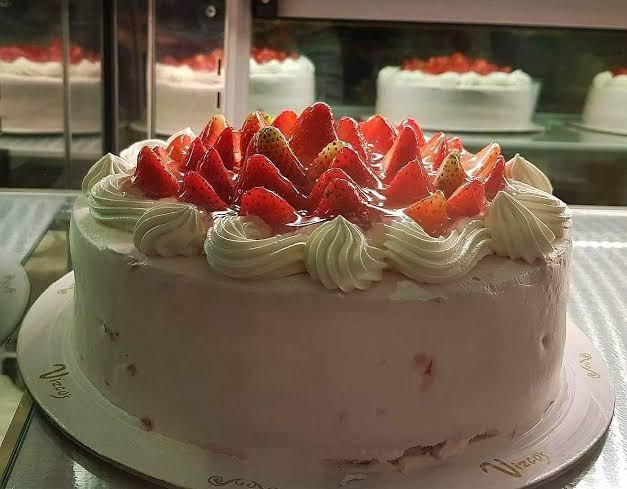 Vizco's Famous Strawberry Shortcake, Food & Drinks, Local Eats on Carousell