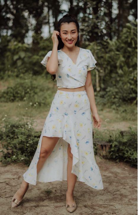 hayley ruffle set in white (ilo the label), Women's Fashion, Tops ...