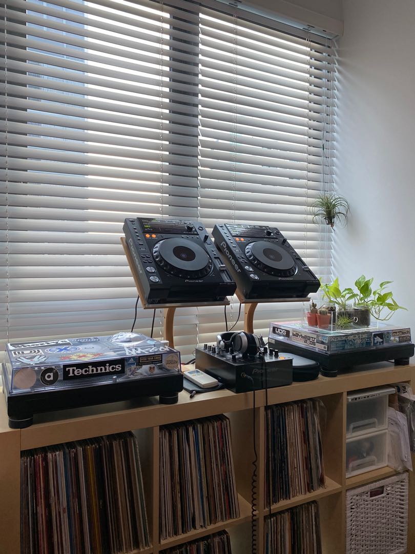 Lesson in DJ beatmatching on digital cdj and classic turntable ...