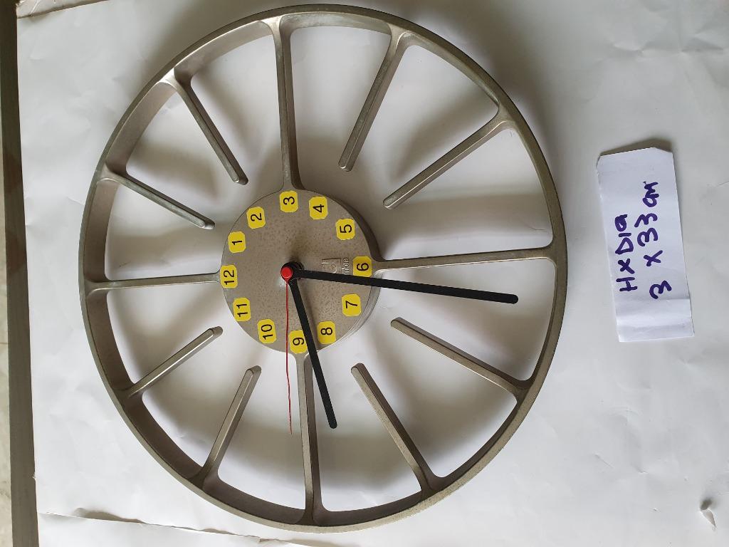 805 Wall Clock ($8) & 963 Extra Large Wall Clock ($30), Hobbies & Toys ...