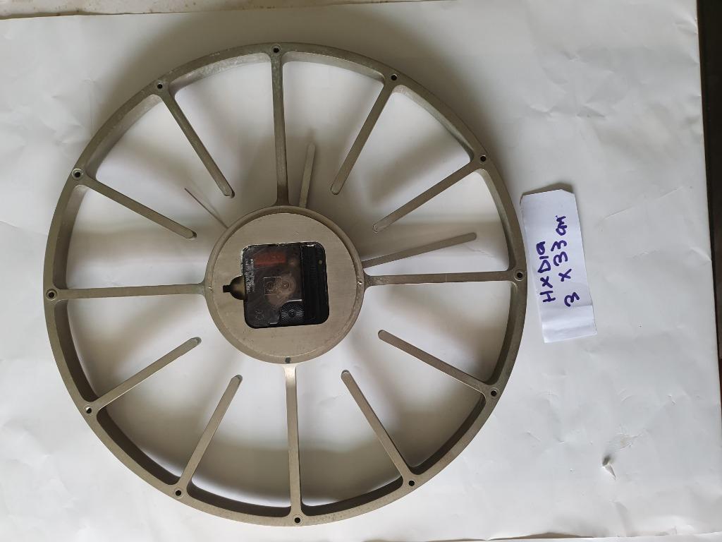 805 Wall Clock ($8) & 963 Extra Large Wall Clock ($30), Hobbies & Toys ...