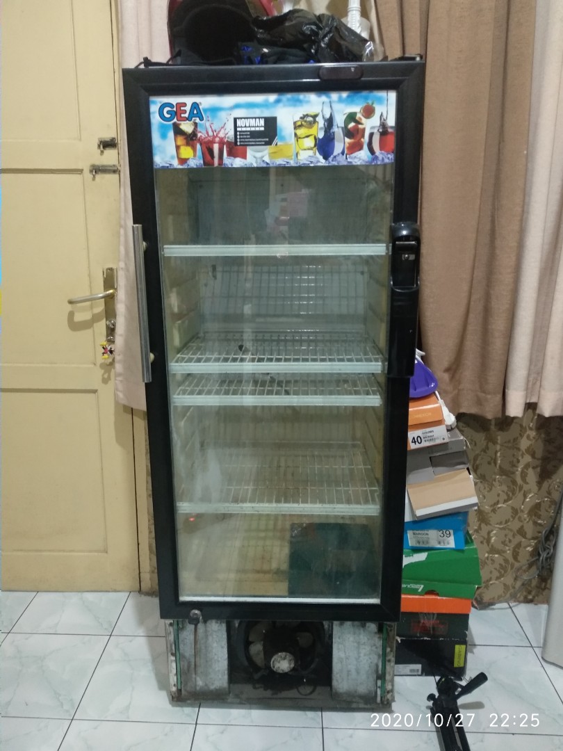 showcase minuman dingin, Kitchen & Appliances di Carousell