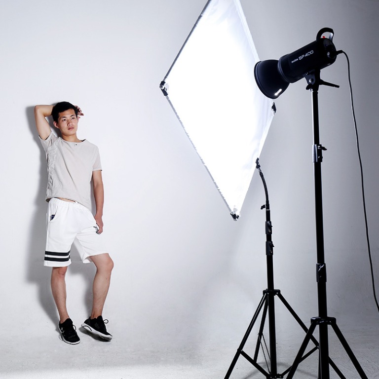Light diffusion cloth/4 colour reflector with collapsible flag frame ...