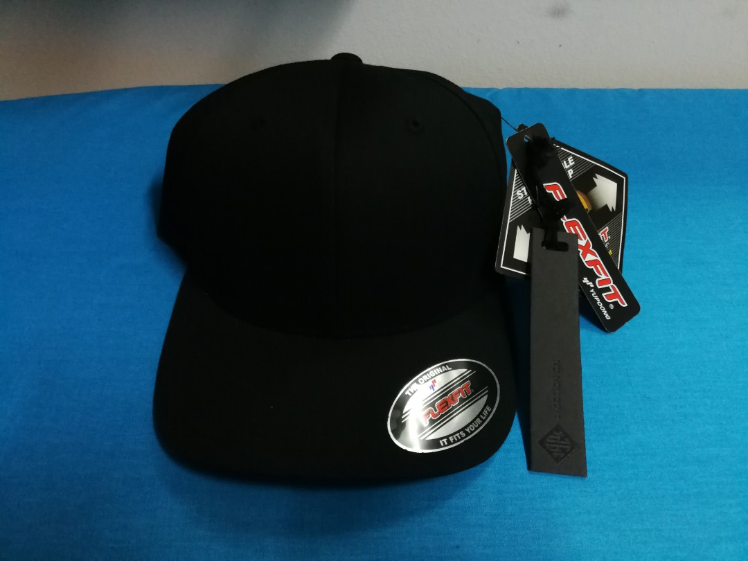 Flexfit Black Cap, Men's Fashion, Watches & Accessories, Cap & Hats on ...